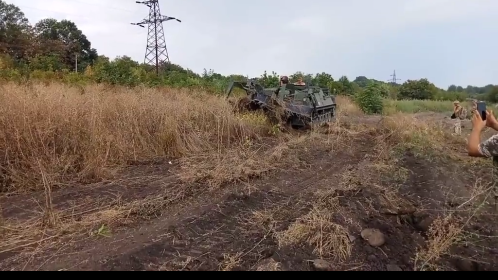 Кадры использования украинскими военными бронированной машины разминирования Wisent 1MC ...